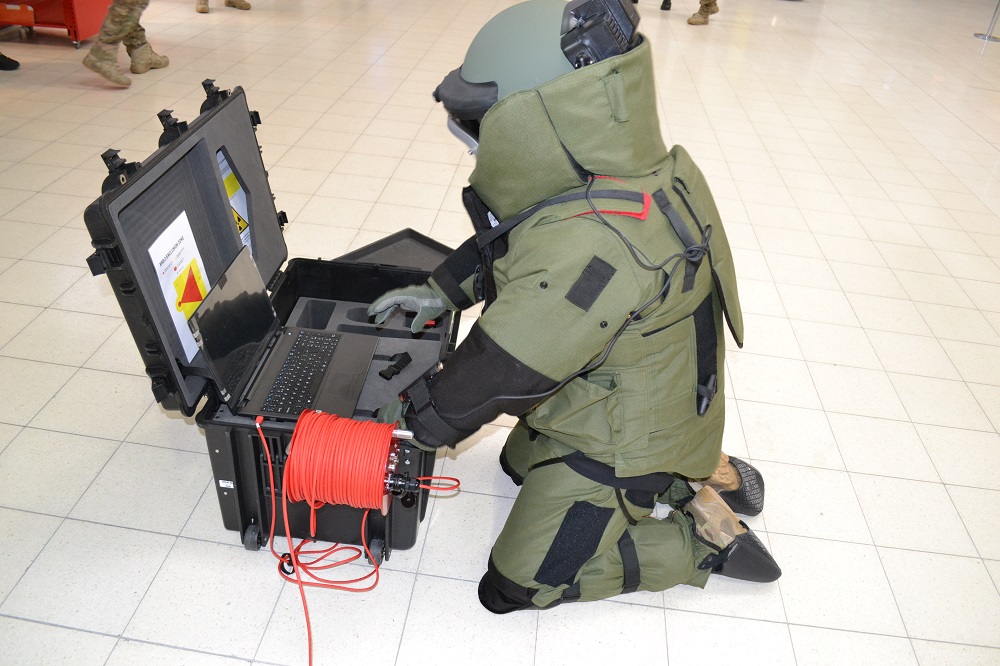 Nowy kombinezon przeciwwybuchowy - Aktualności Komenda Główna Straży ...